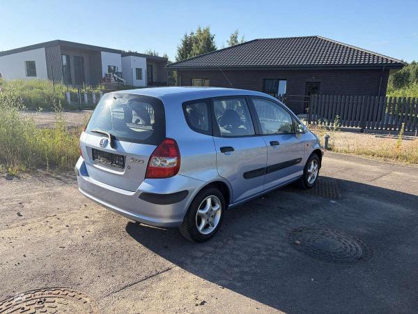 Zils Honda Jazz 2003 Viļņa, ar dzinēja tilpumu 1.40 L un nobraukumu 154 tūkst. km par 2400 €, foto 5 vietnē AUTOMOTO.COM.LV