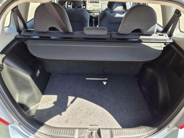 Zils Honda Jazz 2004 Viļņa, ar dzinēja tilpumu 1.34 L un nobraukumu 150 tūkst. km par 1999 €, foto 8 vietnē AUTOMOTO.COM.LV