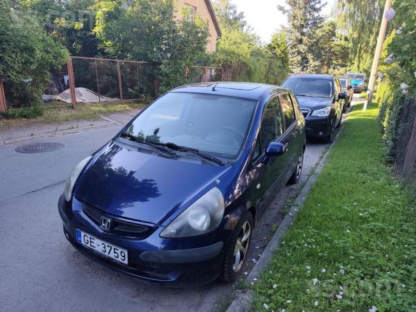 Blue Honda Jazz 2004 in Riga, with an engine capacity of 1.30 L and mileage of 341 thousand km for 500 €, photo 1 on AUTOMOTO.COM.LV