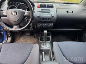 Blue Honda Jazz 2004 in Madona, with an engine capacity of 1.40 L and mileage of 235 thousand km for 400 €, photo 4 on AUTOMOTO.COM.LV