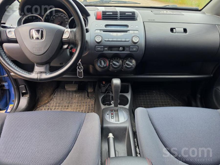 Blue Honda Jazz 2004 in Madona, with an engine capacity of 1.40 L and mileage of 235 thousand km for 400 €, photo 4 on AUTOMOTO.COM.LV