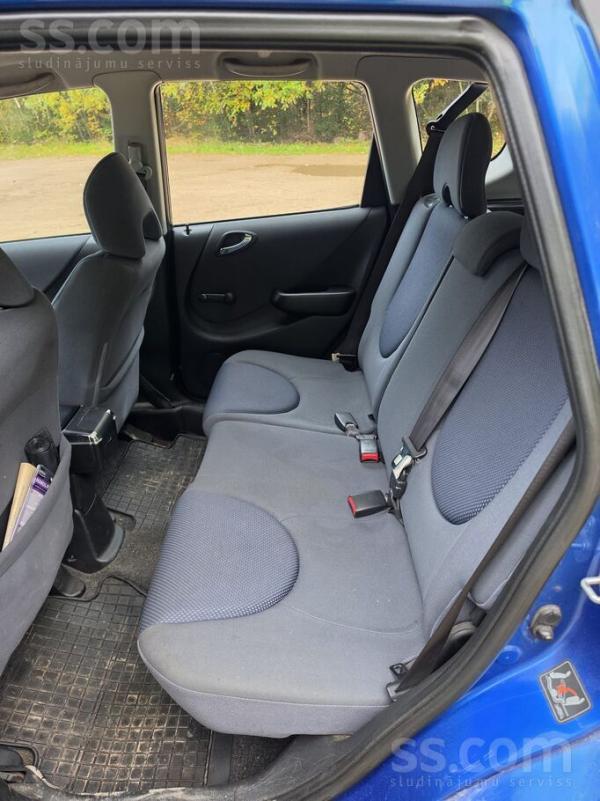 Blue Honda Jazz 2004 in Madona, with an engine capacity of 1.40 L and mileage of 235 thousand km for 400 €, photo 6 on AUTOMOTO.COM.LV