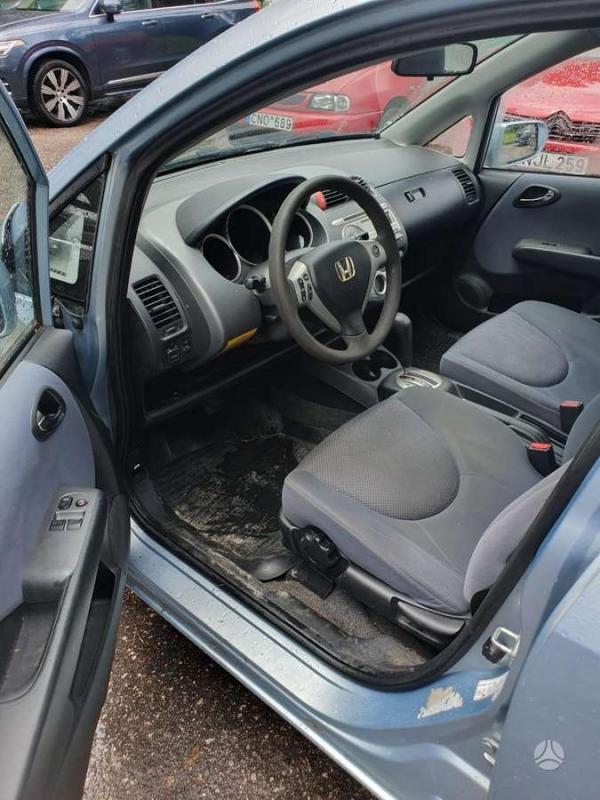 Zils Honda Jazz 2005 Viļņa, ar dzinēja tilpumu 1.40 L un nobraukumu 266 tūkst. km par 1300 €, foto 7 vietnē AUTOMOTO.COM.LV
