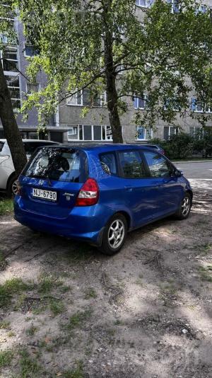 Blue Honda Jazz 2005 in Riga, with an engine capacity of 1.30 L and mileage of 203 thousand km for 2350 €, photo 4 on AUTOMOTO.COM.LV