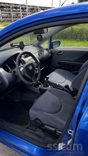 Blue Honda Jazz 2005 in Riga, with an engine capacity of 1.30 L and mileage of 203 thousand km for 2350 €, photo 5 on AUTOMOTO.COM.LV