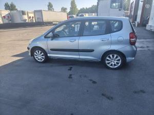 Blue Honda Jazz 2005 in Vilnius, with an engine capacity of 1.34 L and mileage of 210 thousand km for 1500 €, photo 5 on AUTOMOTO.COM.LV