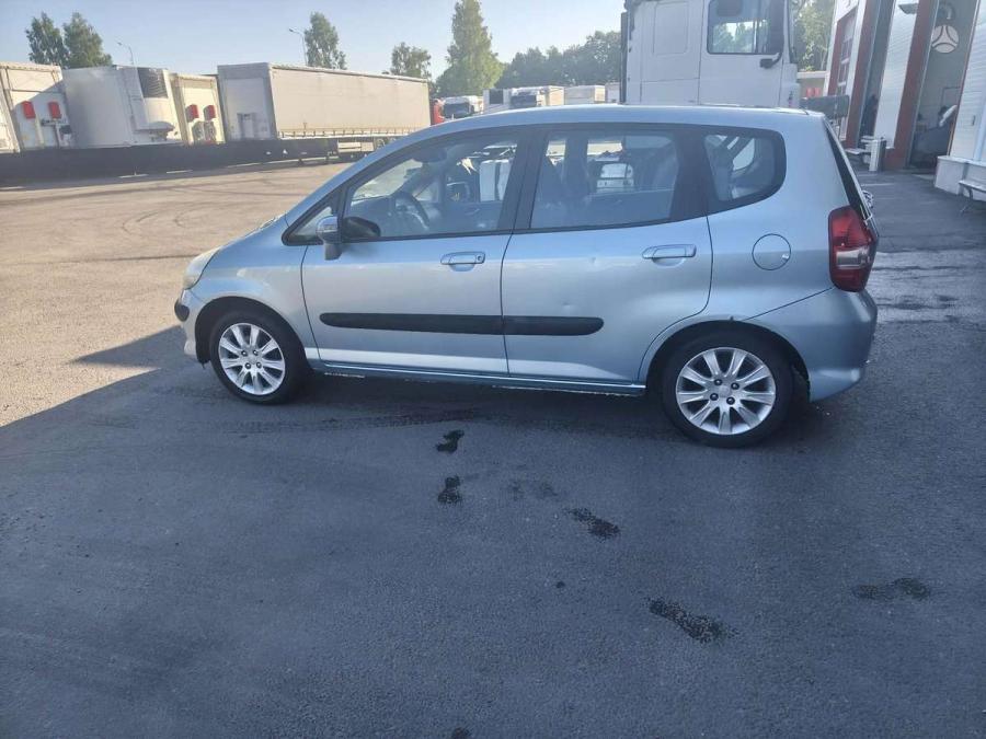 Blue Honda Jazz 2005 in Vilnius, with an engine capacity of 1.34 L and mileage of 210 thousand km for 1500 €, photo 5 on AUTOMOTO.COM.LV