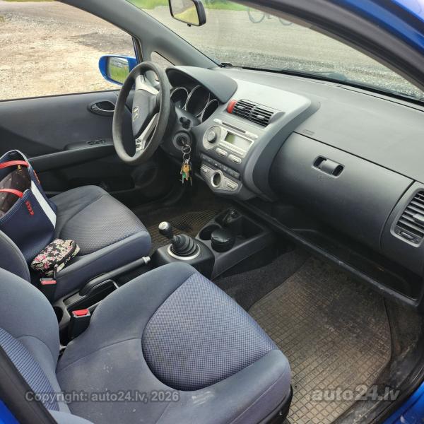 Blue Honda Jazz 2007 in Tallinn, with an engine capacity of 1.30 L and mileage of 248 thousand km for 1200 €, photo 5 on AUTOMOTO.COM.LV