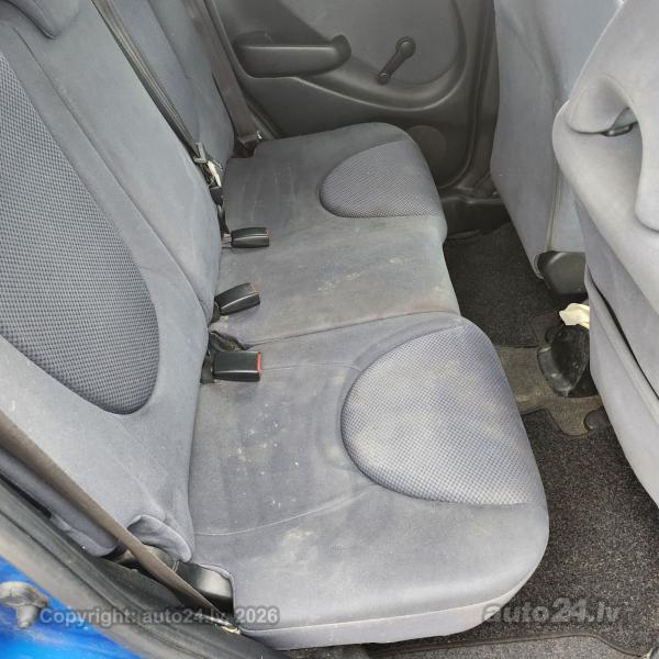 Blue Honda Jazz 2007 in Tallinn, with an engine capacity of 1.30 L and mileage of 248 thousand km for 1200 €, photo 9 on AUTOMOTO.COM.LV