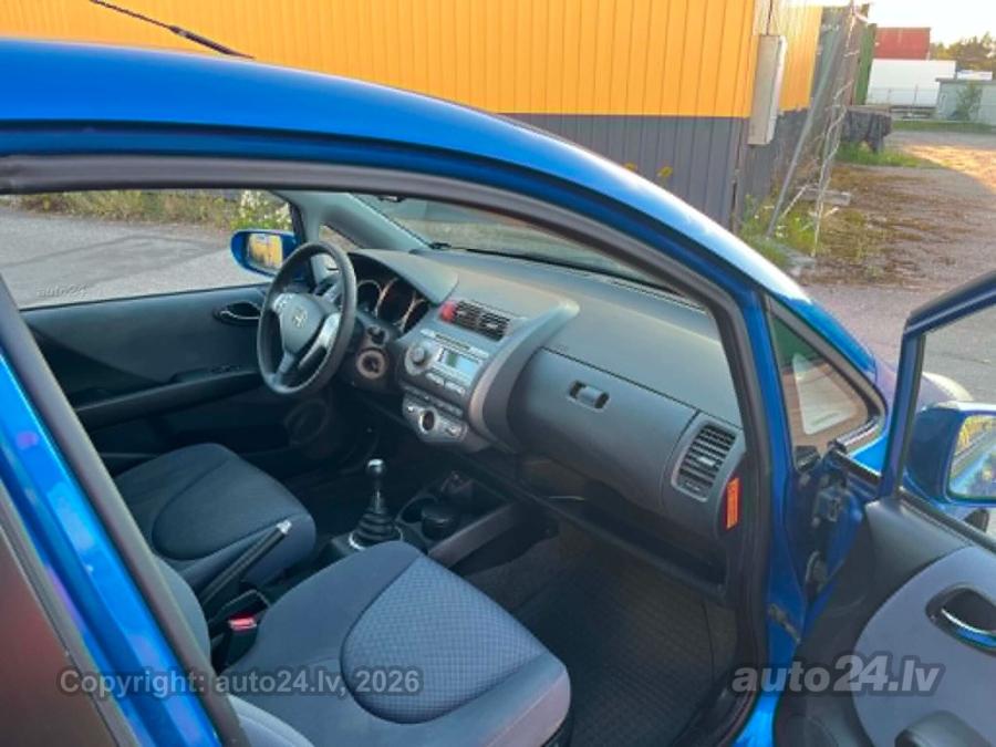 Zils Honda Jazz 2007 Tallina, ar dzinēja tilpumu 1.30 L un nobraukumu 248 tūkst. km par 1350 €, foto 7 vietnē AUTOMOTO.COM.LV