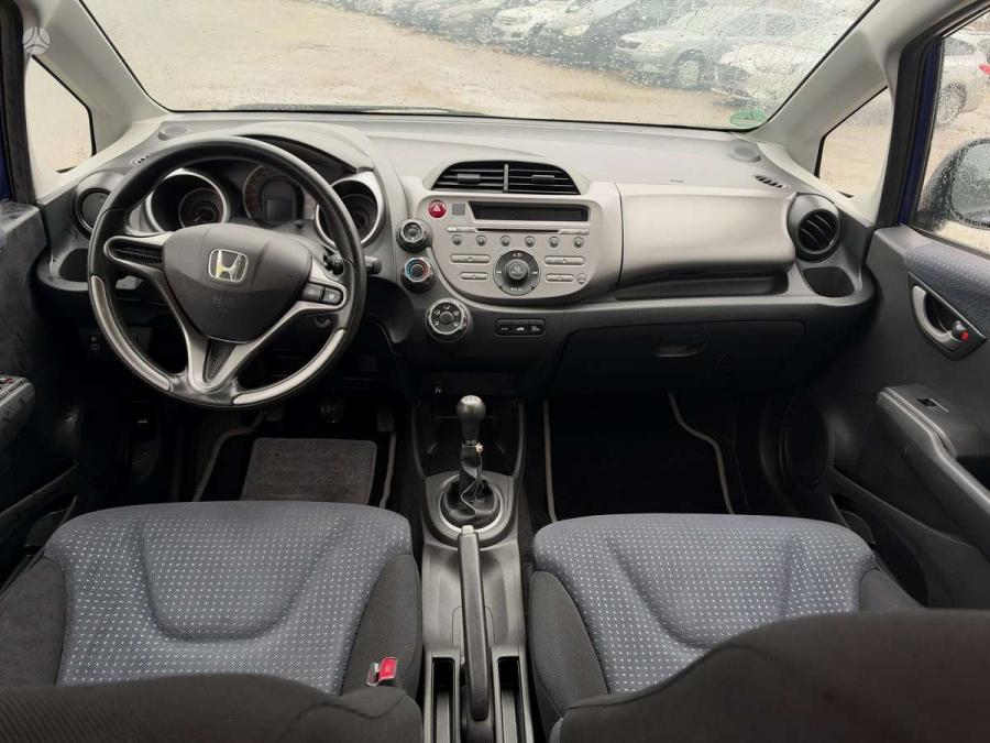 Blue Honda Jazz 2010 in Utena, with an engine capacity of 1.20 L and mileage of 135 thousand km for 3200 €, photo 9 on AUTOMOTO.COM.LV