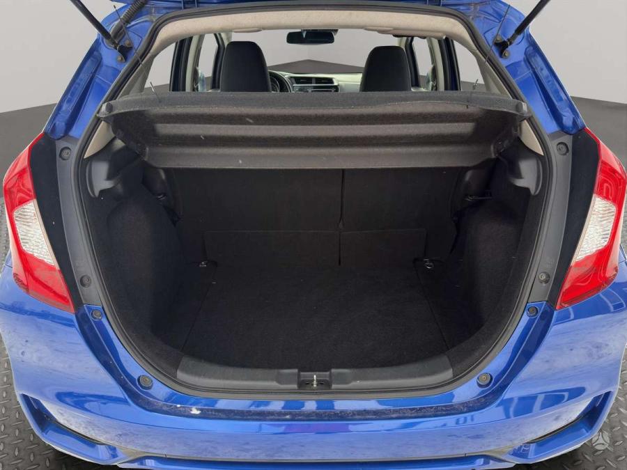Blue Honda Jazz 2018 in Kaunas, with an engine capacity of 1.30 L and mileage of 47 thousand km for 10499 €, photo 9 on AUTOMOTO.COM.LV