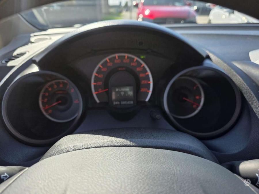 Brown Honda Jazz 2014 in Siauliai, with an engine capacity of 1.20 L and mileage of 85 thousand km for 4900 €, photo 8 on AUTOMOTO.COM.LV