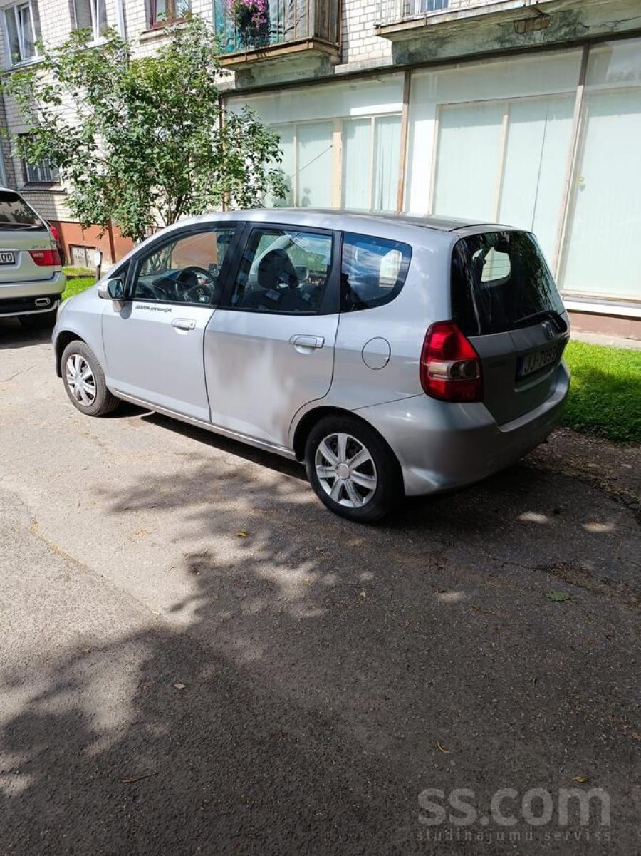 Pelēks Honda Jazz 2005 Rīga, ar dzinēja tilpumu 1.30 L un nobraukumu 157 tūkst. km par 1200 €, foto 3 vietnē AUTOMOTO.COM.LV
