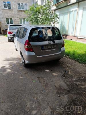 Pelēks Honda Jazz 2005 Rīga, ar dzinēja tilpumu 1.30 L un nobraukumu 157 tūkst. km par 1200 €, foto 4 vietnē AUTOMOTO.COM.LV
