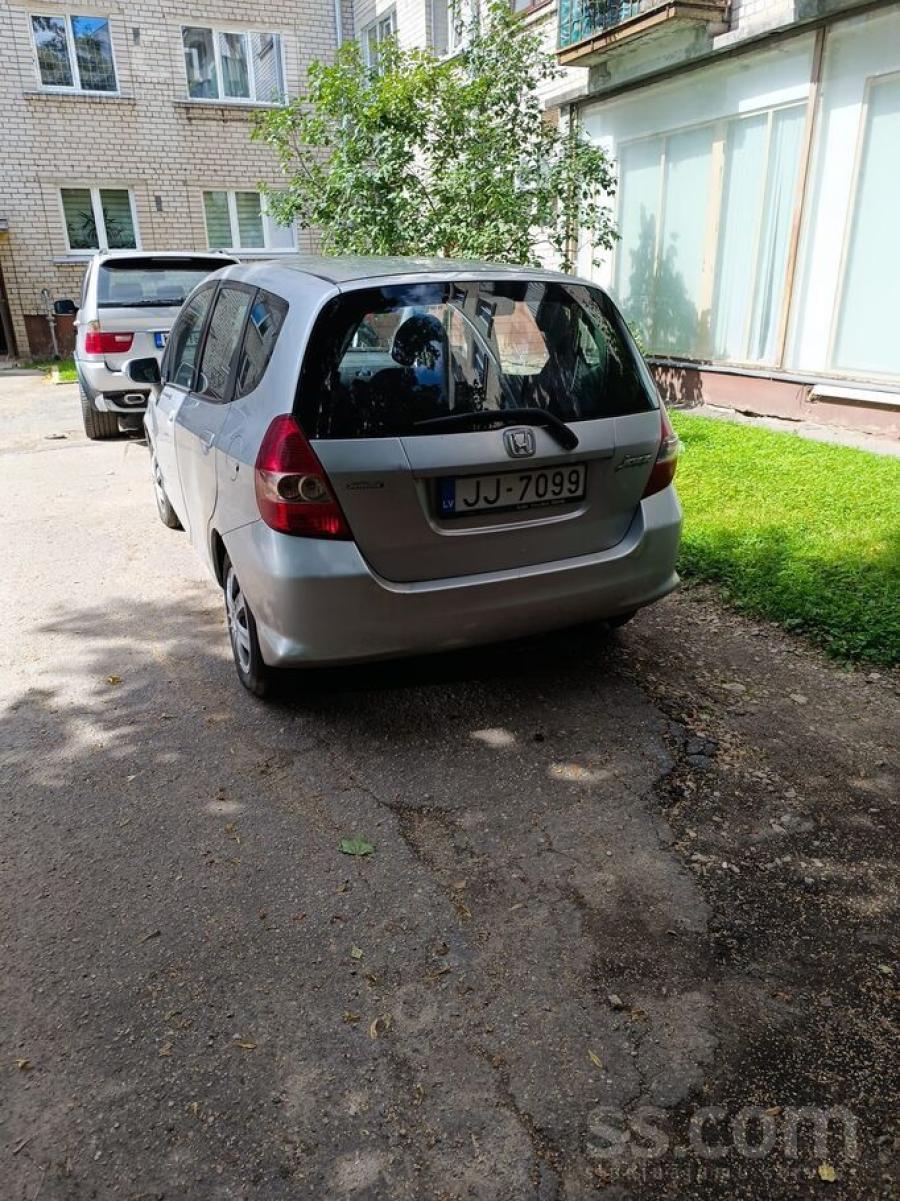 Pelēks Honda Jazz 2005 Rīga, ar dzinēja tilpumu 1.30 L un nobraukumu 157 tūkst. km par 1200 €, foto 4 vietnē AUTOMOTO.COM.LV