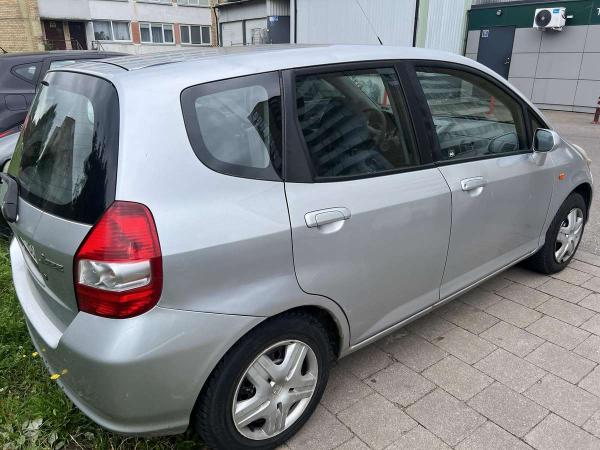 Grey Honda Jazz 2002 in Vilnius, with an engine capacity of 1.25 L and mileage of 207 thousand km for 425 €, photo 5 on AUTOMOTO.COM.LV