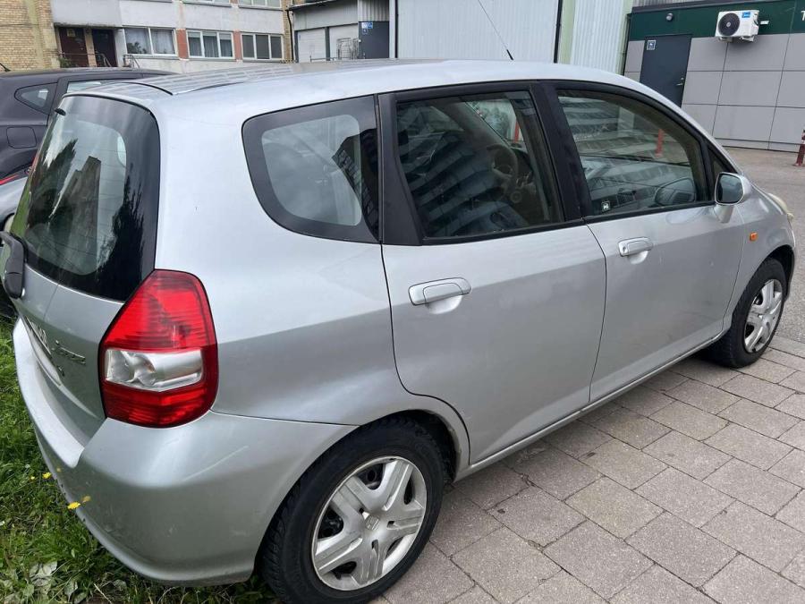 Pelēks Honda Jazz 2002 Viļņa, ar dzinēja tilpumu 1.25 L un nobraukumu 207 tūkst. km par 425 €, foto 5 vietnē AUTOMOTO.COM.LV