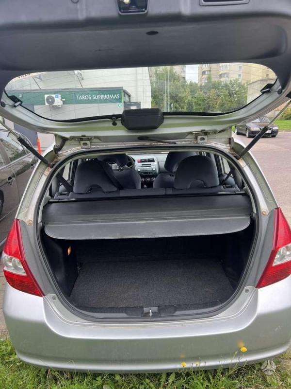Grey Honda Jazz 2002 in Vilnius, with an engine capacity of 1.25 L and mileage of 207 thousand km for 425 €, photo 6 on AUTOMOTO.COM.LV