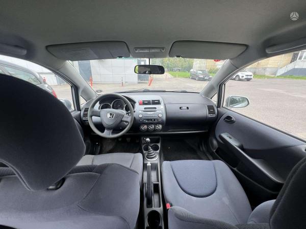 Grey Honda Jazz 2002 in Vilnius, with an engine capacity of 1.25 L and mileage of 207 thousand km for 425 €, photo 8 on AUTOMOTO.COM.LV