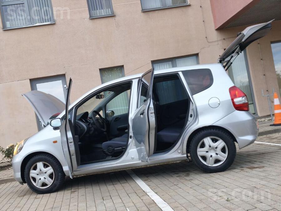 Grey Honda Jazz 2002 in Jelgava, with an engine capacity of 1.30 L and mileage of 0 thousand km for 1690 €, photo 10 on AUTOMOTO.COM.LV