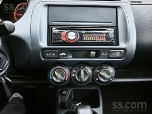 Grey Honda Jazz 2002 in Jelgava, with an engine capacity of 1.30 L and mileage of 0 thousand km for 1690 €, photo 15 on AUTOMOTO.COM.LV