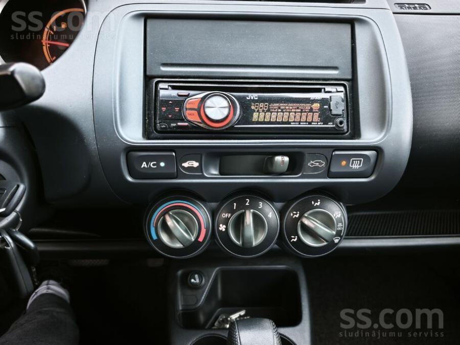 Grey Honda Jazz 2002 in Jelgava, with an engine capacity of 1.30 L and mileage of 0 thousand km for 1690 €, photo 15 on AUTOMOTO.COM.LV