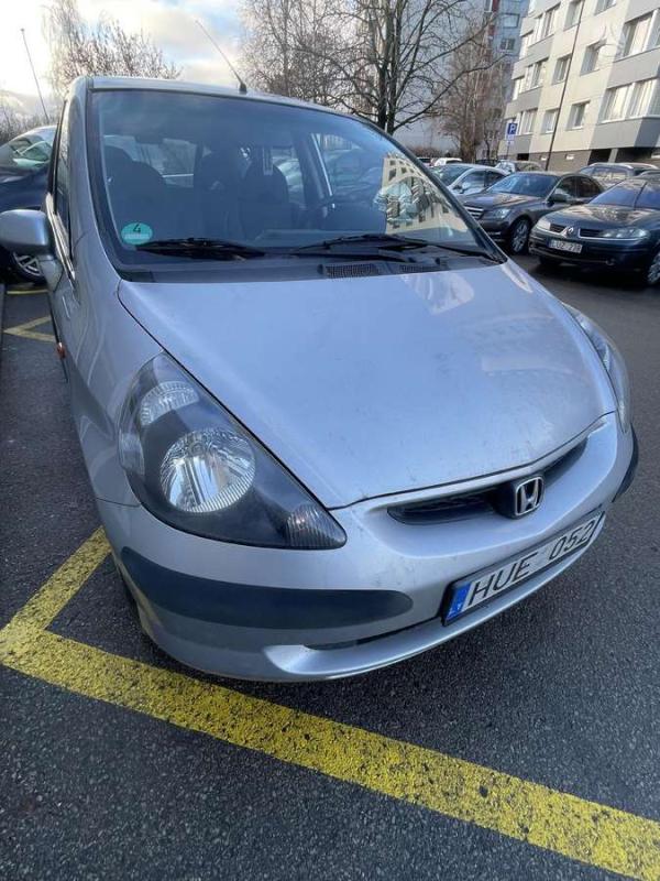 Grey Honda Jazz 2003 in Vilnius, with an engine capacity of 1.34 L and mileage of 252 thousand km for 1050 €, photo 1 on AUTOMOTO.COM.LV