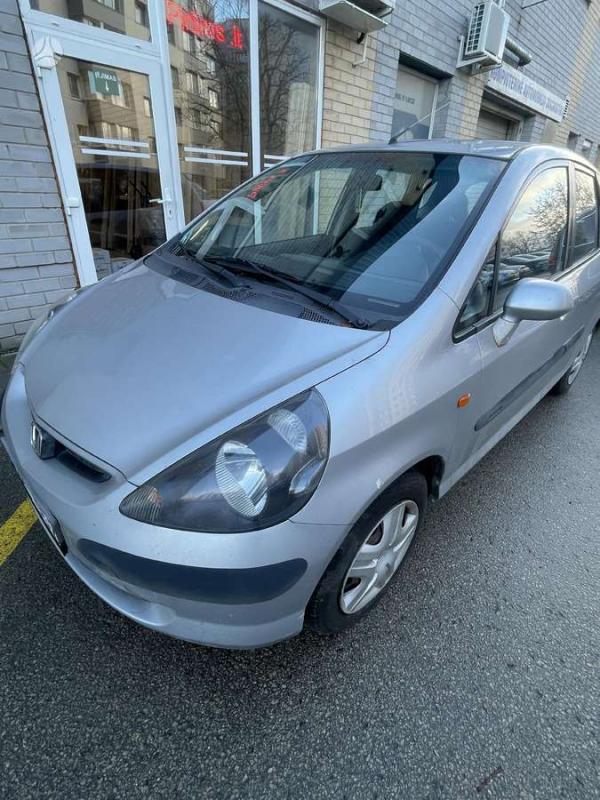 Grey Honda Jazz 2003 in Vilnius, with an engine capacity of 1.34 L and mileage of 252 thousand km for 1050 €, photo 2 on AUTOMOTO.COM.LV