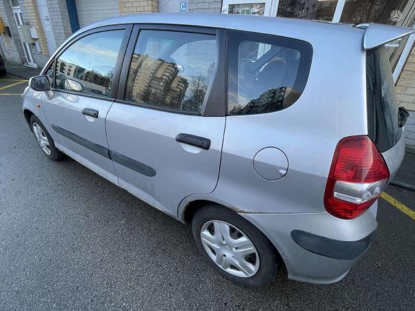 Grey Honda Jazz 2003 in Vilnius, with an engine capacity of 1.34 L and mileage of 252 thousand km for 1050 €, photo 3 on AUTOMOTO.COM.LV