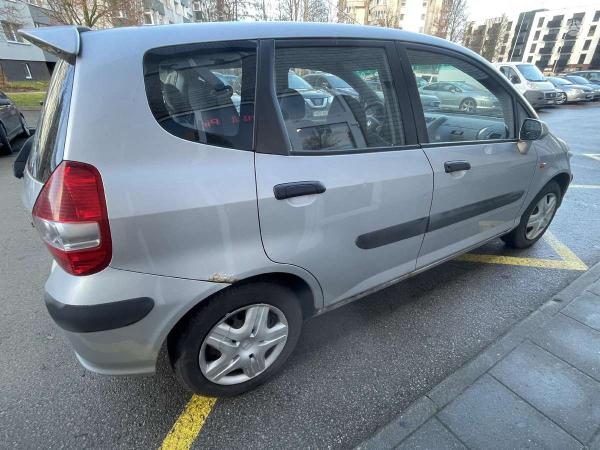 Grey Honda Jazz 2003 in Vilnius, with an engine capacity of 1.34 L and mileage of 252 thousand km for 1050 €, photo 4 on AUTOMOTO.COM.LV
