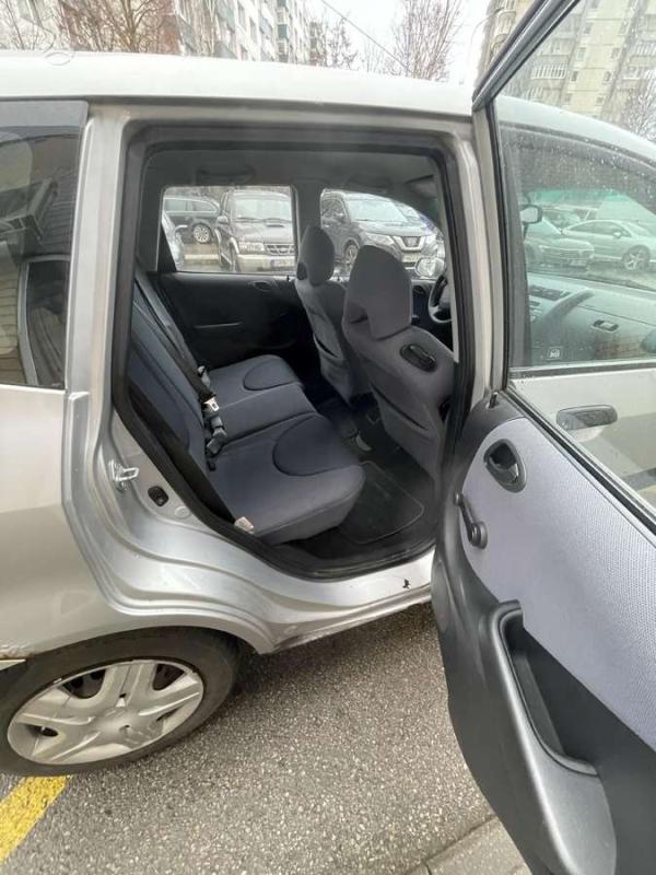 Grey Honda Jazz 2003 in Vilnius, with an engine capacity of 1.34 L and mileage of 252 thousand km for 1050 €, photo 10 on AUTOMOTO.COM.LV