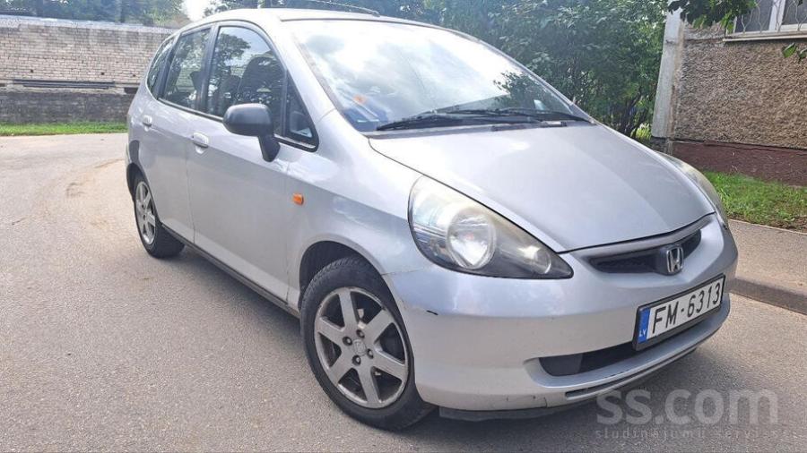Grey Honda Jazz 2003 in Riga, with an engine capacity of 1.30 L and mileage of 168 thousand km for 700 €, photo 1 on AUTOMOTO.COM.LV