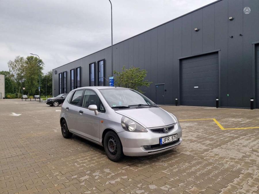 Pelēks Honda Jazz 2003 Viļņa, ar dzinēja tilpumu 1.34 L un nobraukumu 244 tūkst. km par 999 €, foto 4 vietnē AUTOMOTO.COM.LV