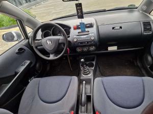 Pelēks Honda Jazz 2003 Viļņa, ar dzinēja tilpumu 1.34 L un nobraukumu 244 tūkst. km par 999 €, foto 12 vietnē AUTOMOTO.COM.LV