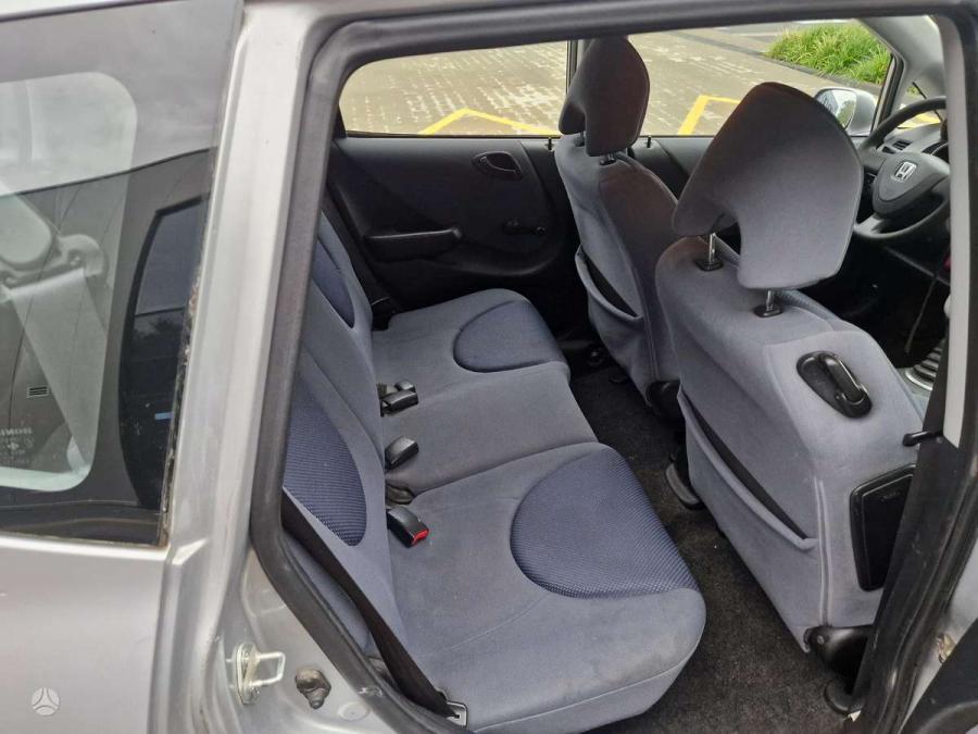Pelēks Honda Jazz 2003 Viļņa, ar dzinēja tilpumu 1.34 L un nobraukumu 244 tūkst. km par 999 €, foto 13 vietnē AUTOMOTO.COM.LV