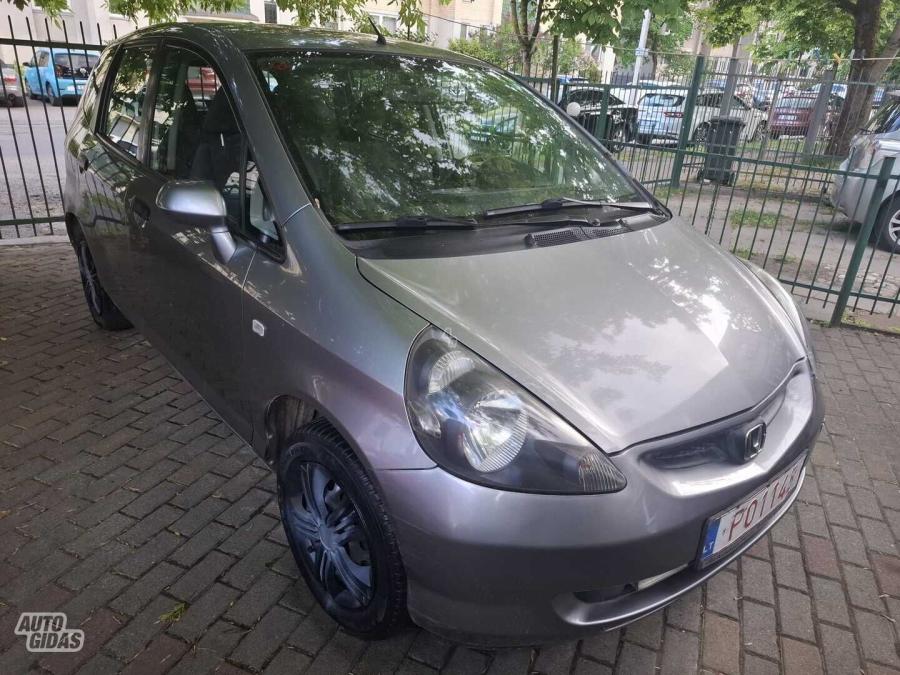 Pelēks Honda Jazz 2004 Viļņa, ar dzinēja tilpumu 1.40 L un nobraukumu 180 tūkst. km par 2900 €, foto 1 vietnē AUTOMOTO.COM.LV