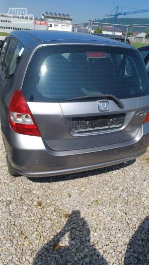 Pelēks Honda Jazz 2004 Viļņa, ar dzinēja tilpumu 1.40 L un nobraukumu 180 tūkst. km par 2900 €, foto 5 vietnē AUTOMOTO.COM.LV