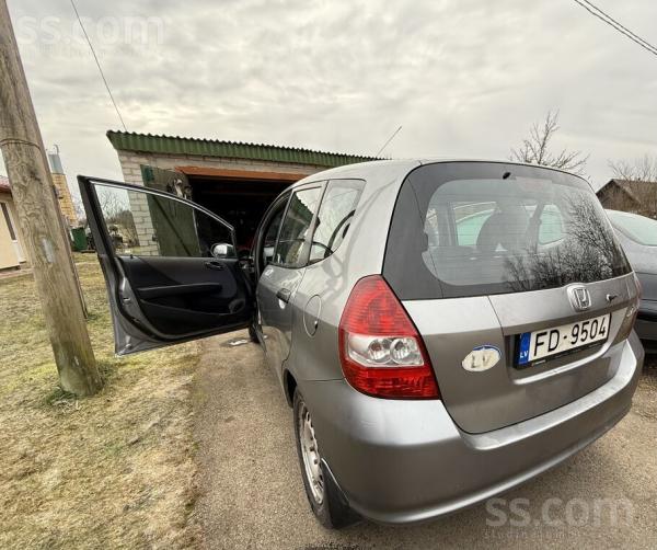 Grey Honda Jazz 2004 in Daugavpils, with an engine capacity of 1.30 L and mileage of 260 thousand km for 600 €, photo 5 on AUTOMOTO.COM.LV
