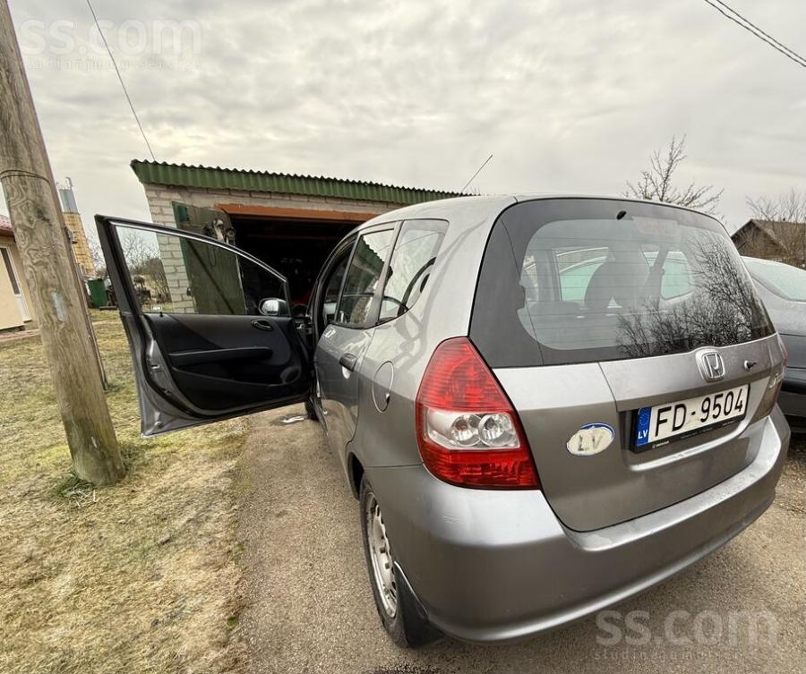 Grey Honda Jazz 2004 in Daugavpils, with an engine capacity of 1.30 L and mileage of 260 thousand km for 600 €, photo 5 on AUTOMOTO.COM.LV
