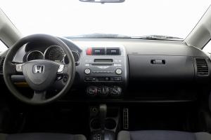Pelēks Honda Jazz 2004 Tallina, ar dzinēja tilpumu 1.30 L un nobraukumu 175 tūkst. km par 399 €, foto 6 vietnē AUTOMOTO.COM.LV
