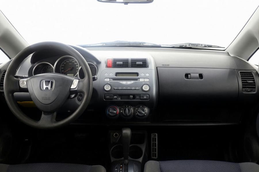 Pelēks Honda Jazz 2004 Tallina, ar dzinēja tilpumu 1.30 L un nobraukumu 175 tūkst. km par 399 €, foto 6 vietnē AUTOMOTO.COM.LV
