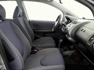 Pelēks Honda Jazz 2004 Tallina, ar dzinēja tilpumu 1.30 L un nobraukumu 175 tūkst. km par 399 €, foto 7 vietnē AUTOMOTO.COM.LV