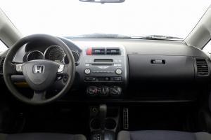 Pelēks Honda Jazz 2004 Tallina, ar dzinēja tilpumu 1.30 L un nobraukumu 175 tūkst. km par 399 €, foto 13 vietnē AUTOMOTO.COM.LV