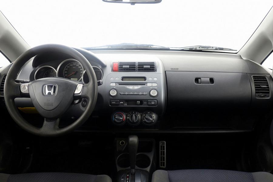 Pelēks Honda Jazz 2004 Tallina, ar dzinēja tilpumu 1.30 L un nobraukumu 175 tūkst. km par 399 €, foto 13 vietnē AUTOMOTO.COM.LV