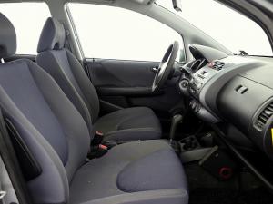 Pelēks Honda Jazz 2004 Tallina, ar dzinēja tilpumu 1.30 L un nobraukumu 175 tūkst. km par 399 €, foto 14 vietnē AUTOMOTO.COM.LV
