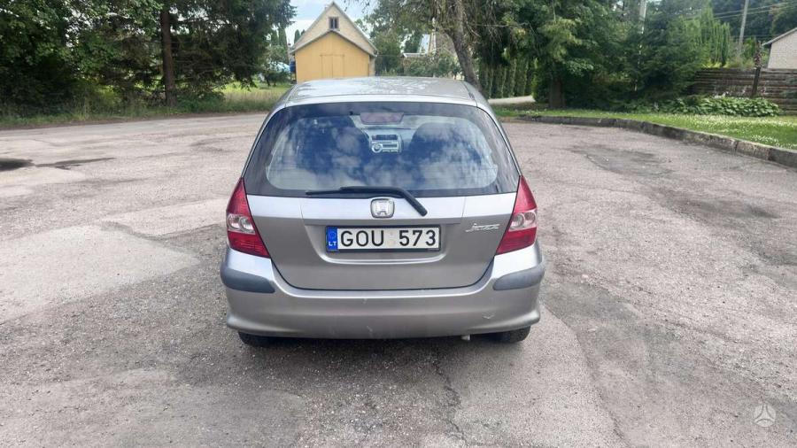 Grey Honda Jazz 2004 in Rokiskis, with an engine capacity of 1.34 L and mileage of 271 thousand km for 1500 €, photo 5 on AUTOMOTO.COM.LV