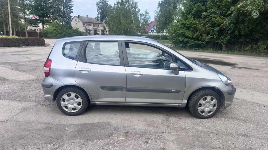 Grey Honda Jazz 2004 in Rokiskis, with an engine capacity of 1.34 L and mileage of 271 thousand km for 1500 €, photo 7 on AUTOMOTO.COM.LV