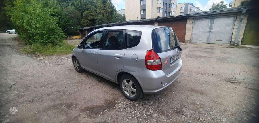 Grey Honda Jazz 2004 in Kaunas, with an engine capacity of 1.30 L and mileage of 200 thousand km for 1100 €, photo 7 on AUTOMOTO.COM.LV