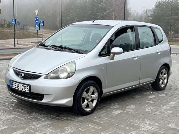 Grey Honda Jazz 2005 in Vilnius, with an engine capacity of 1.24 L and mileage of 280 thousand km for 650 €, photo 1 on AUTOMOTO.COM.LV